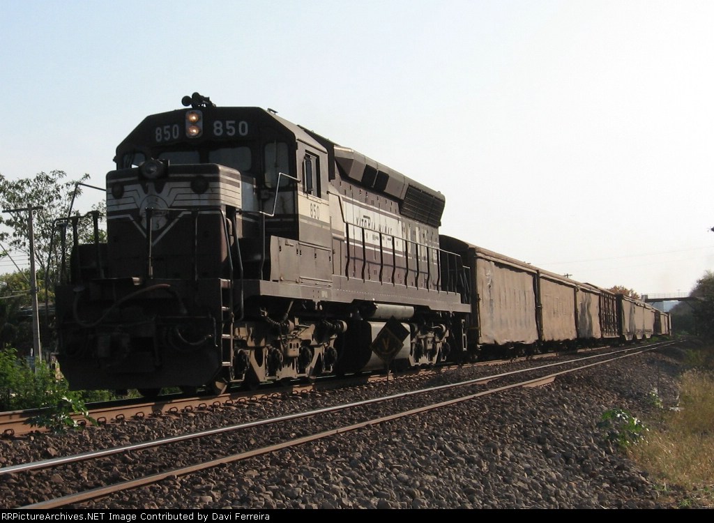 Cargueiro tracionado pela DDM45 850